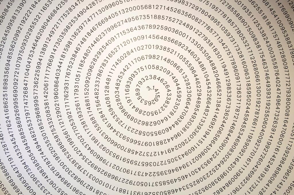 Charla del profesor Martin Buhmann "New radial basis functions of ...